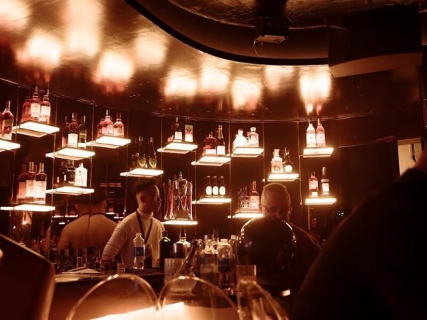 Top 15+ quán bar ở Sài Gòn xa hoa, sôi động nhất về đêm