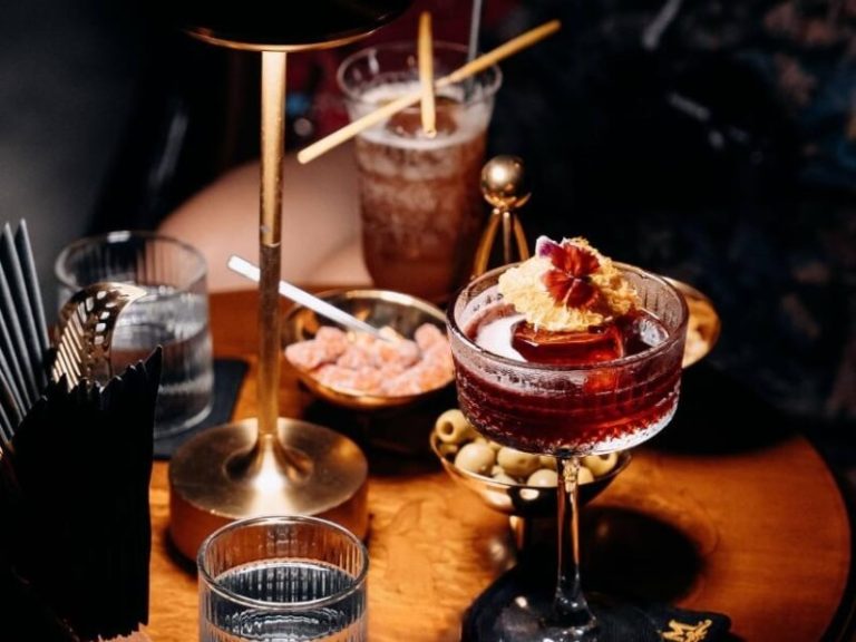 15+ quán cocktail bar chill nhẹ nhàng giữa TPHCM sầm uất