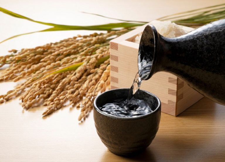 Rượu đế là gì? Vì sao để càng lâu uống càng ngon?