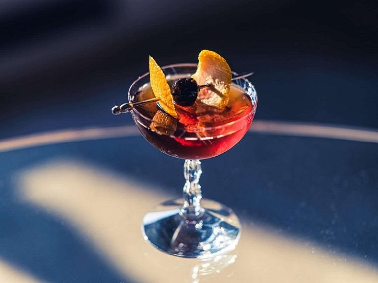 Cách làm Manhattan Cocktail cổ điển say đắm lòng người