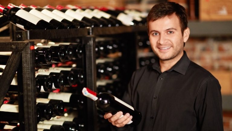 Sommelier là gì? Nghề chuyên gia nếm và tư vấn rượu vang
